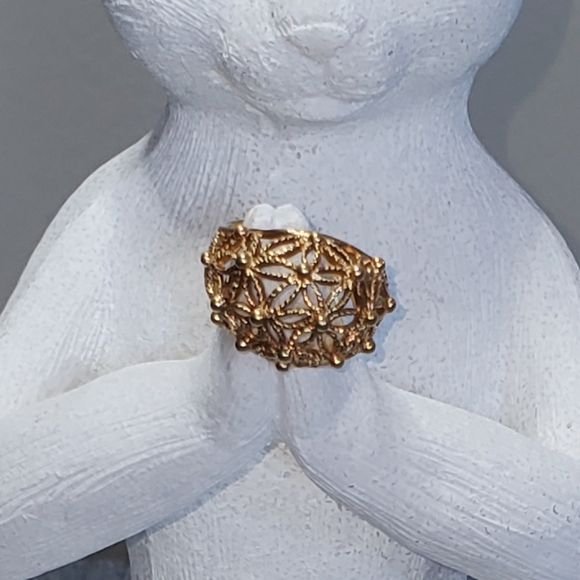 Avon | Jewelry | Vintage Avon Flower Design Dome Ring Gold Tone Size 7 ...